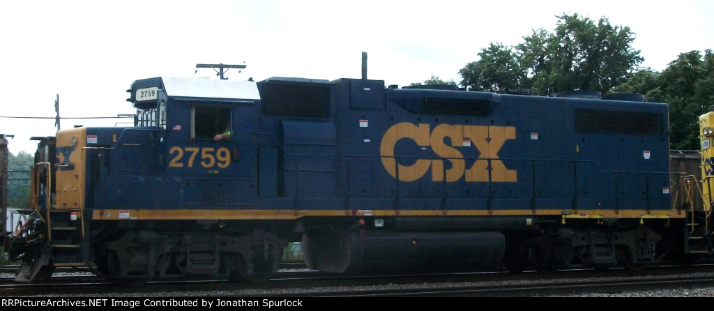 CSX 2759, conductor's side view